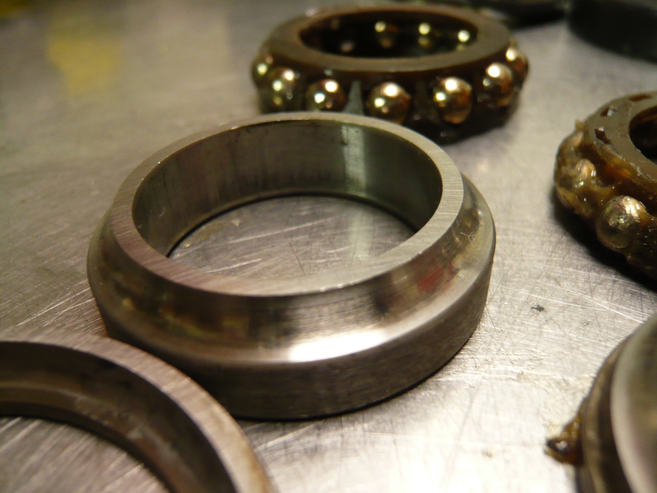 バンディット1200ステアリングステムOHの巻き | decoboco