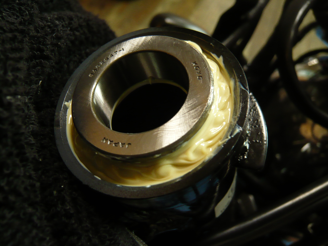 バンディット1200ステアリングステムOHの巻き | decoboco