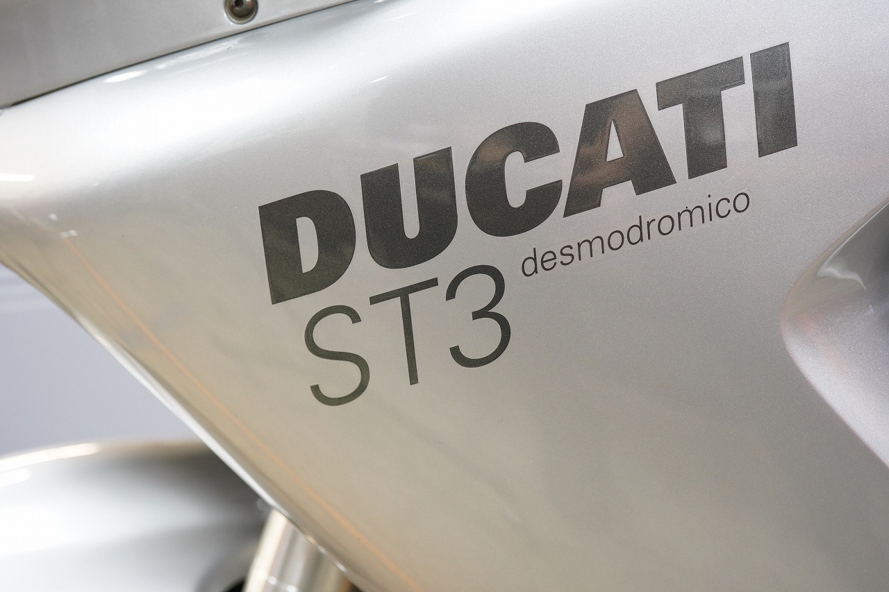 ぱっと見！VFR?DUCATI ST3 オイル・冷却水交換 グリップフットラバー プロバッテリー交換 カウルファスナー化？希望？ | decoboco