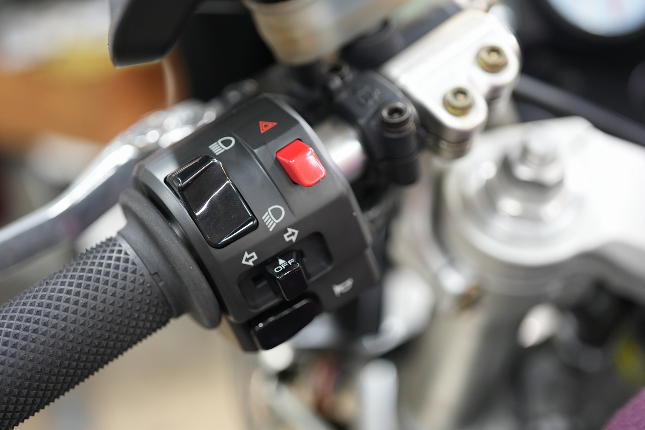 DUCATI ST3 ハンドルスイッチ・MOSFETレギュレーター流用交換デイトナ電圧計取付 | decoboco