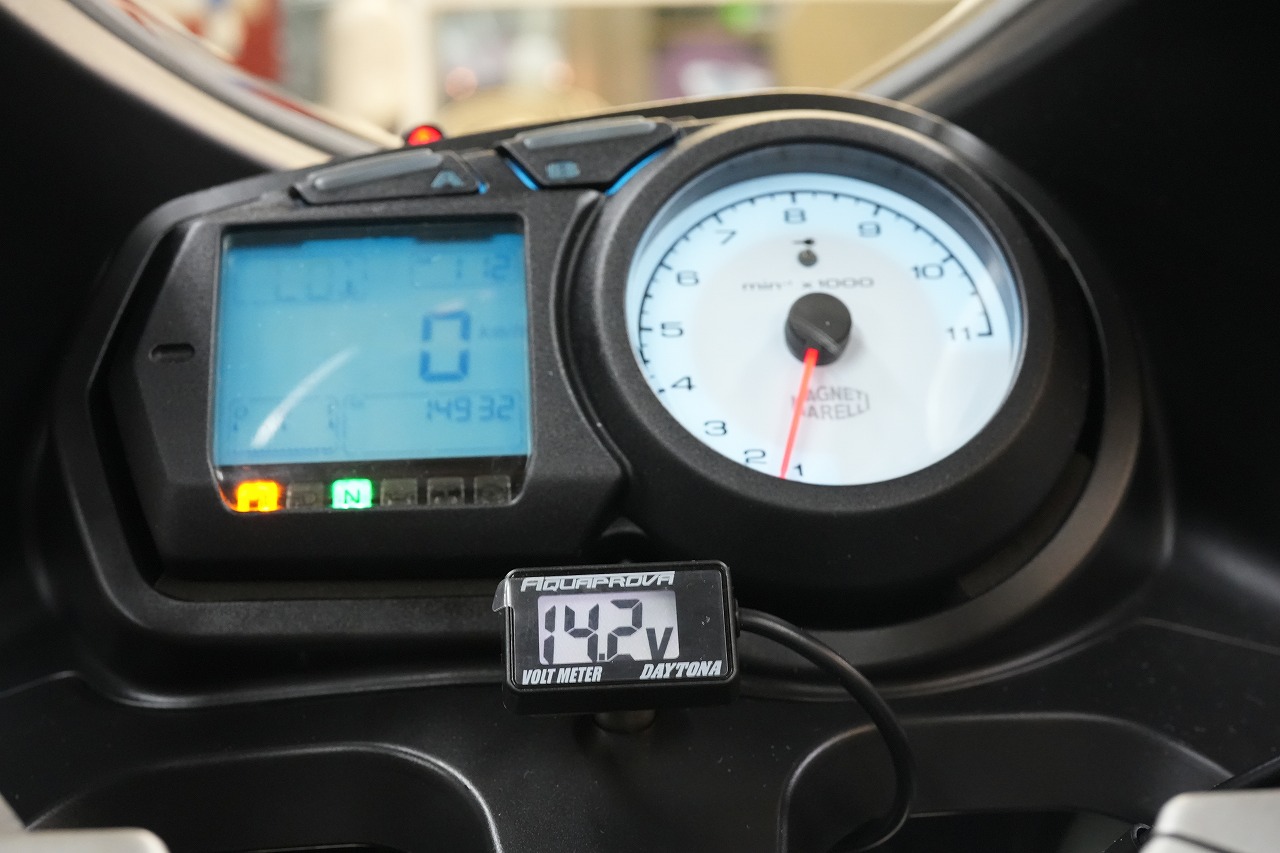 DUCATI ST3 ハンドルスイッチ・MOSFETレギュレーター流用交換デイトナ電圧計取付 | decoboco
