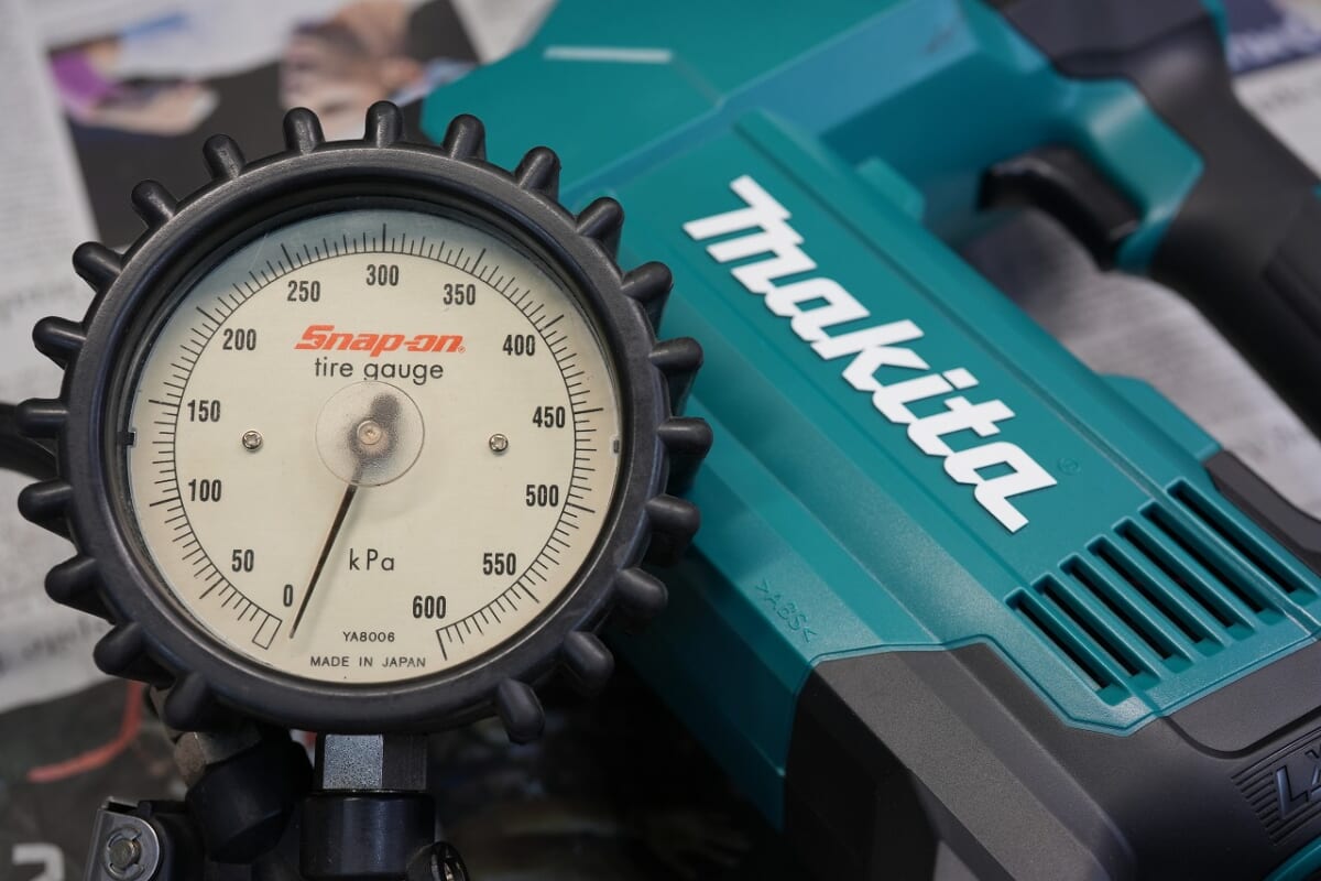 実録！エアゲージも優秀だぞマキタ！確認してみたら感動。マキタ 充電式空気入れMP181DZ【Thoughts】バイク。 | decoboco