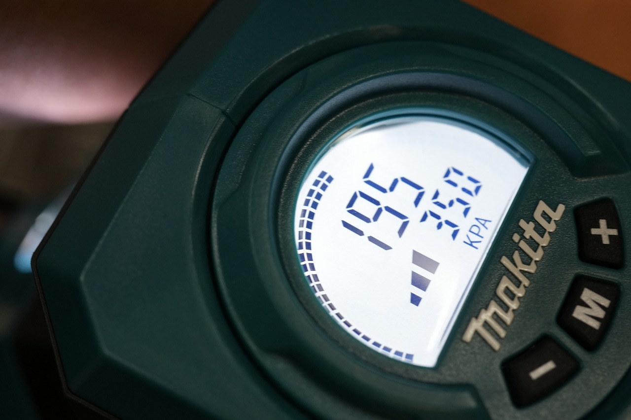実録！エアゲージも優秀だぞマキタ！確認してみたら感動。マキタ 充電式空気入れMP181DZ【Thoughts】バイク。 | decoboco