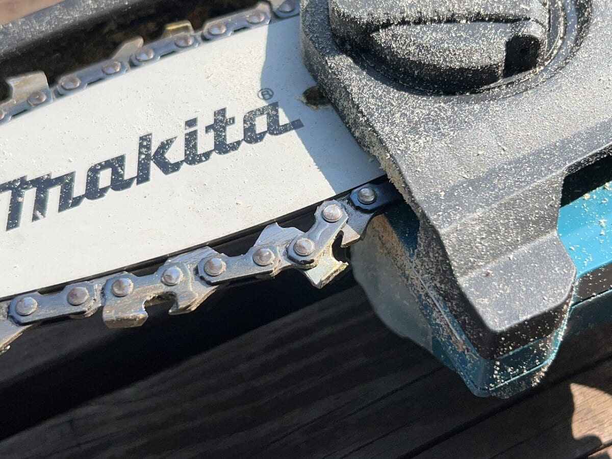 なかなか良さが伝わらない？小型・切れ味「絶賛」木を切る。マキタMUC101DZ | decoboco