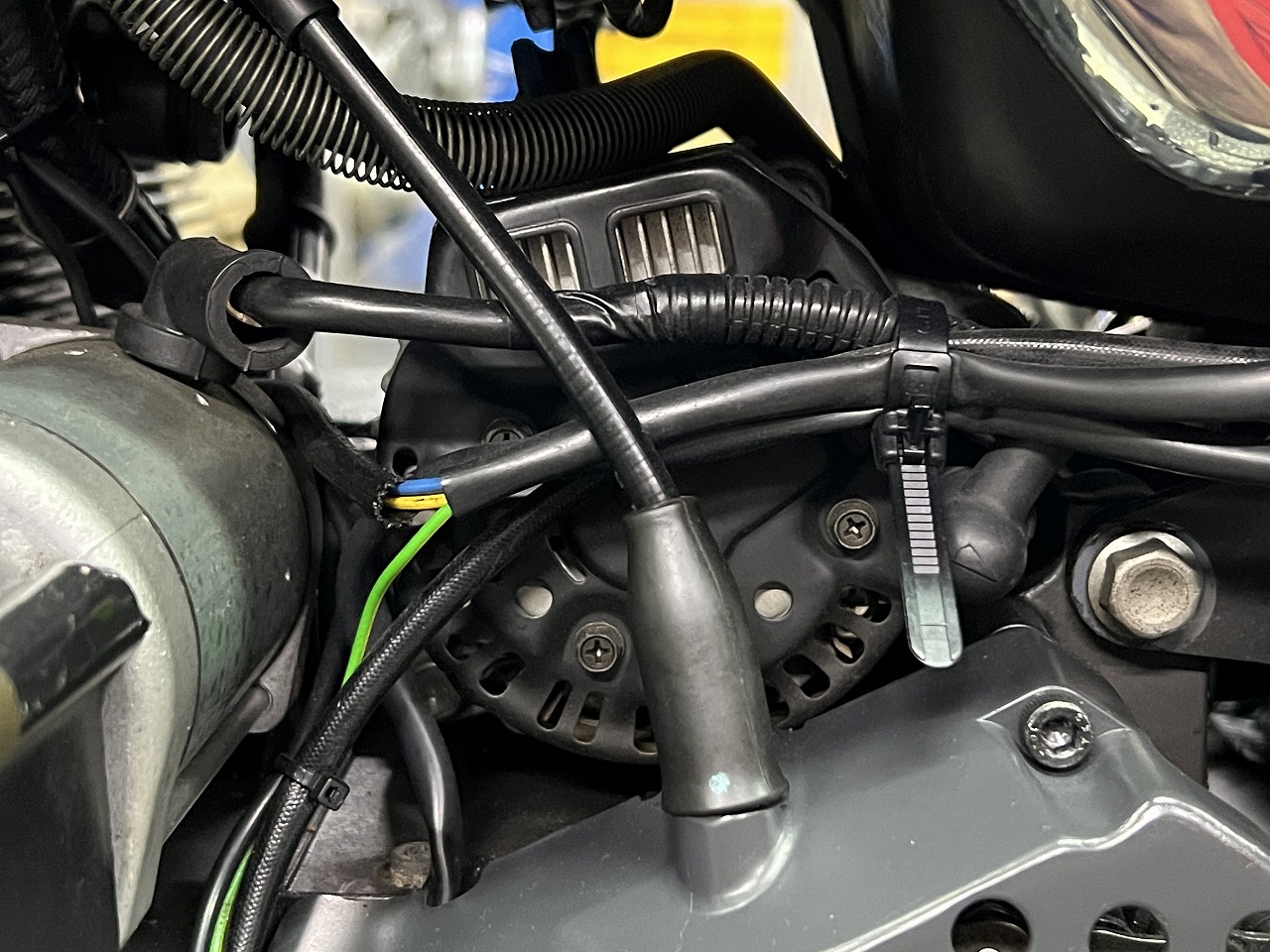 油冷1200後期。車載状態でレギュレーターは交換できるか？イナズマ1200 | decoboco