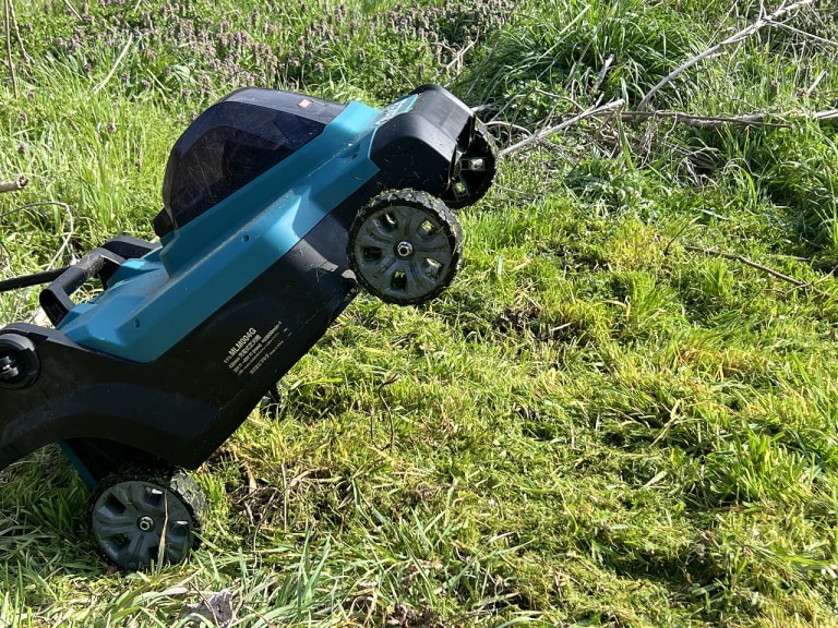 雑草刈れる？本体と同じ高さ。芝刈り機で雑草刈りました。マキタ40V Max MLM004G | decoboco