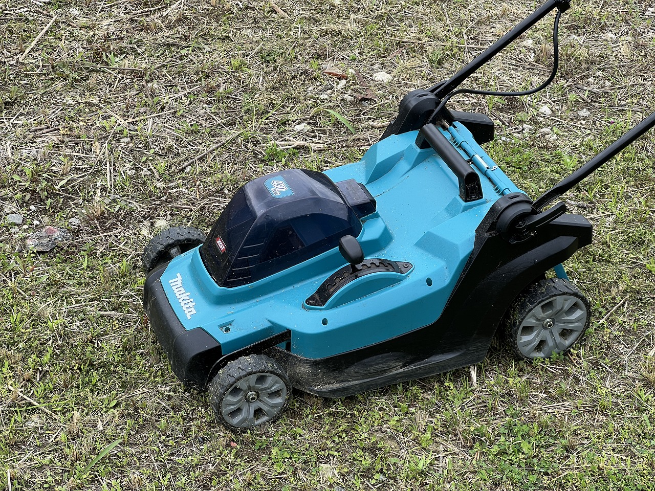 THE「手抜き」草刈り 集めない刈るだけ!芝刈り機40Vmaxで刈りMAX | decoboco