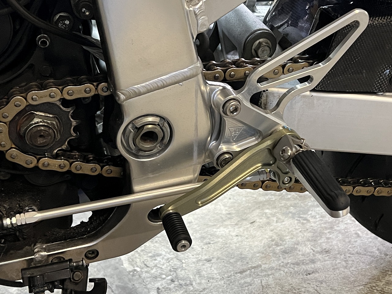 油冷GSX-R1100K/L 89-90「秘密のパーツリスト？」 まだ！今手に入るアフターや純正を網羅 | decoboco