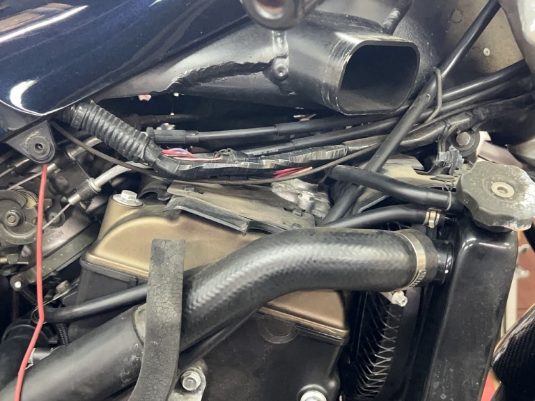 かなり狂暴？実は従順？ZX12R ヘッドカバーガスケット交換 ショーライバッテリー ハイサイダーウインカーなどなど | decoboco