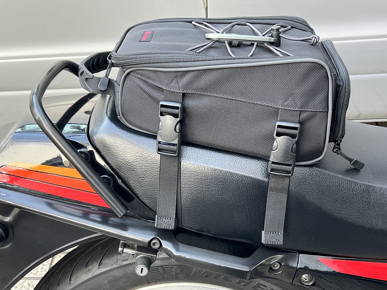 バイク「ちょい」乗り派のバッグ。HenlyBegins（ヘンリービギンズ）シートバッグDH-710が最良だった(*´ω`*) | decoboco