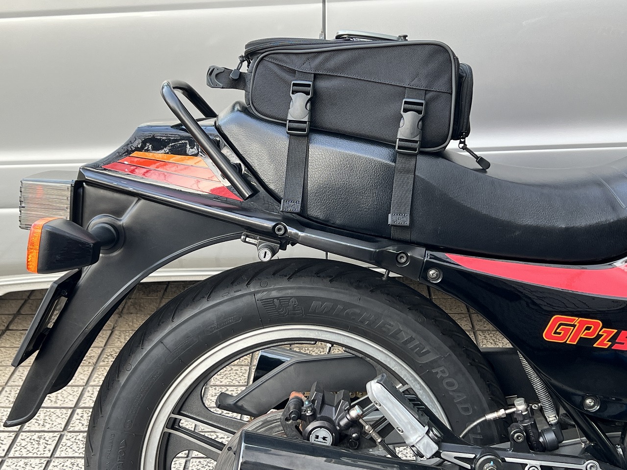 バイク「ちょい」乗り派のバッグ。HenlyBegins（ヘンリービギンズ）シートバッグDH-710が最良だった(*´ω`*) | decoboco