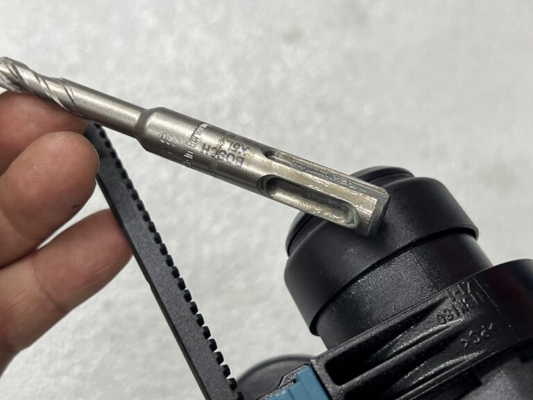 コンクリートが豆腐になりました？さくさく。。。。軽量は最強！マキタ40V MAX HR010GK ハンマードリルが最高すぎる | decoboco