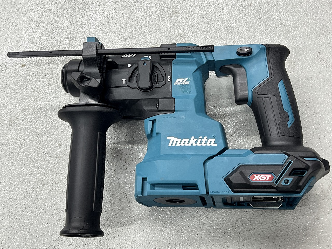 コンクリートが豆腐になりました？さくさく。。。。軽量は最強！マキタ40V MAX HR010GK ハンマードリルが最高すぎる | decoboco